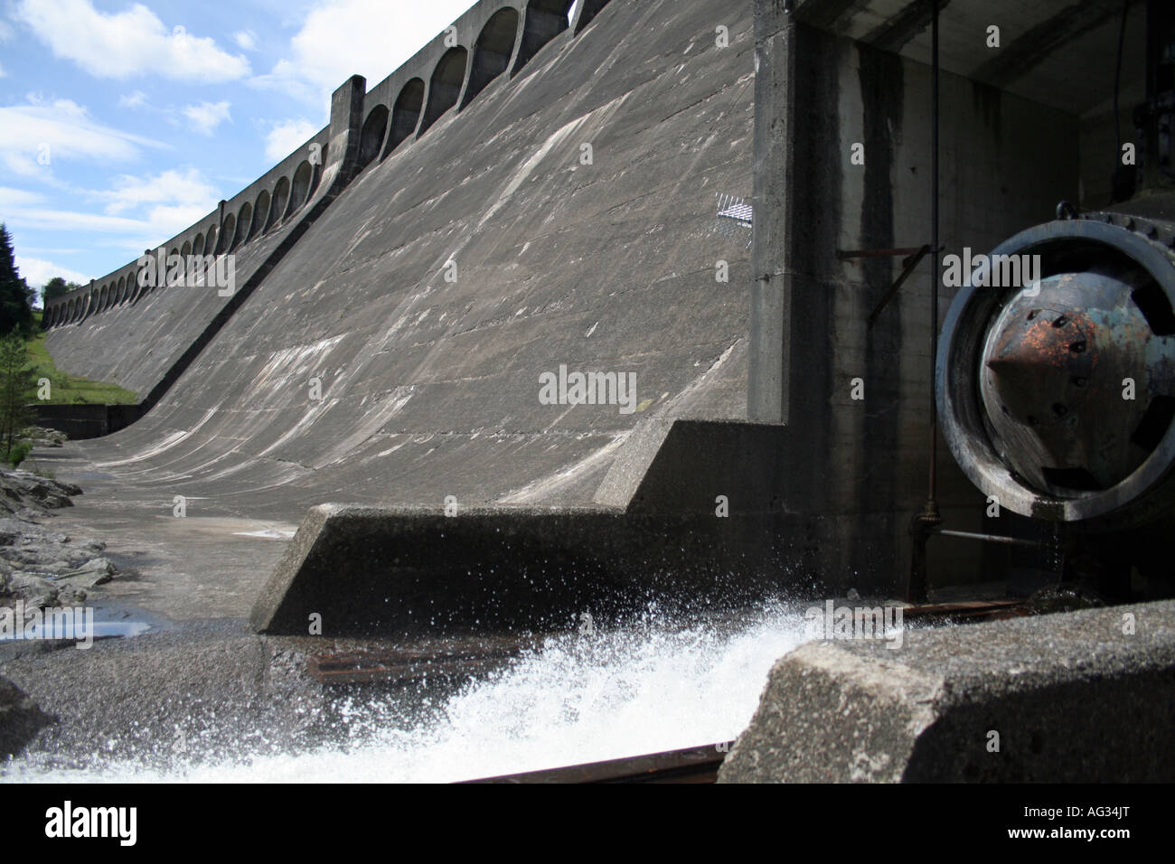 Splash dam lake hi-res stock photography and images - Alamy