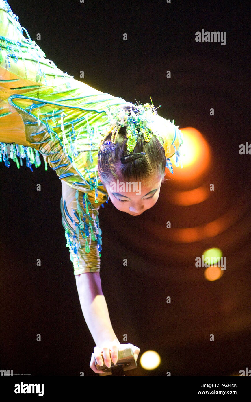 chinese circus artist on one hand Stock Photo - Alamy