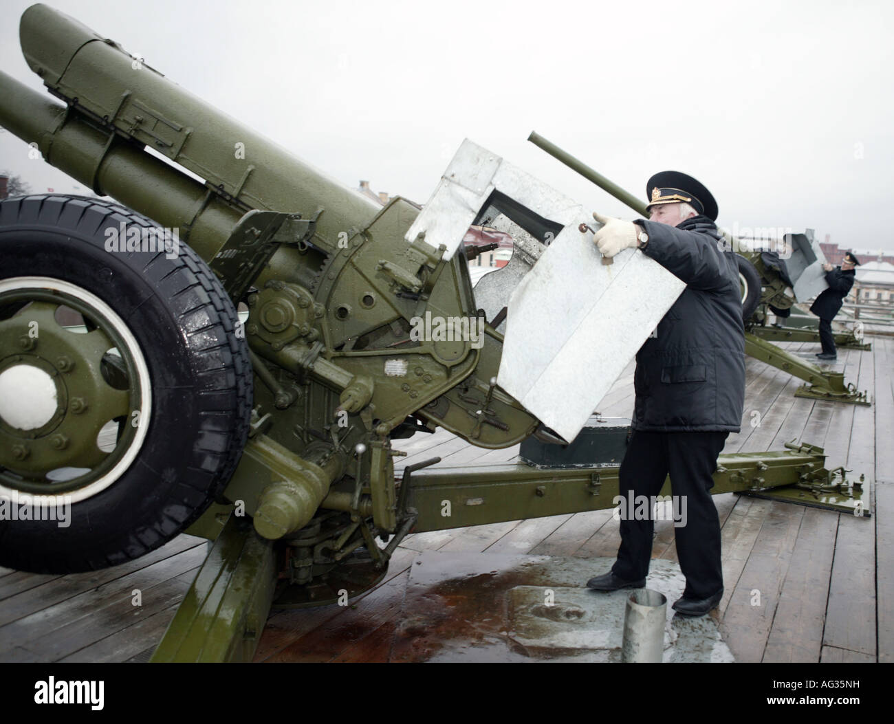 Signal gun of the Peter and Paul Fortress Stock Photo - Alamy