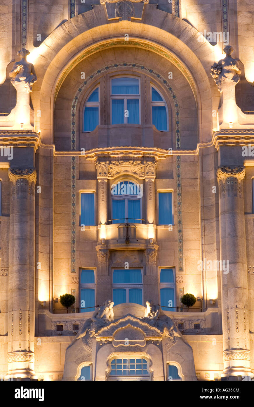 Gresham palace palota building hi-res stock photography and images - Alamy