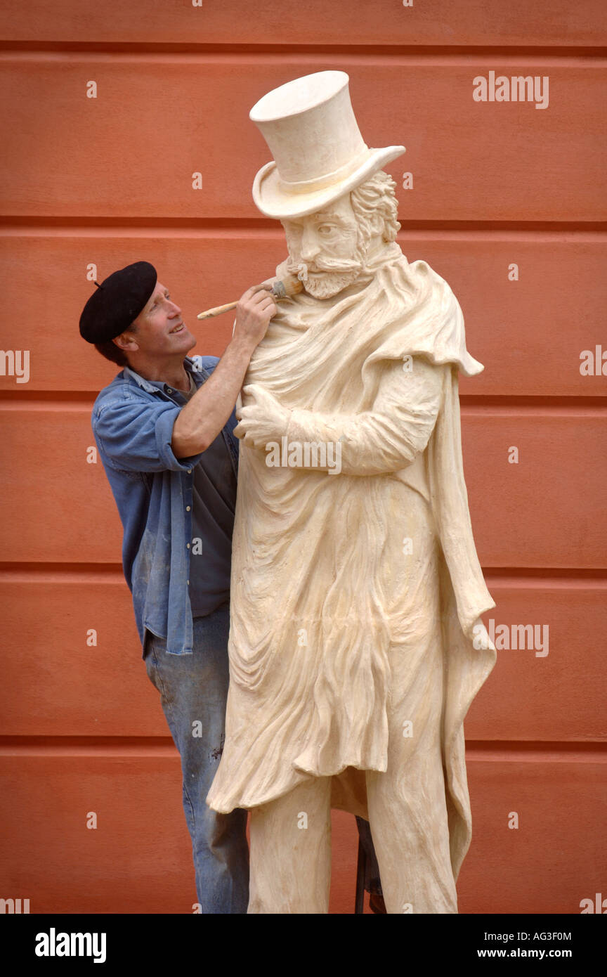 Sculptor working on sculpture hi-res stock photography and images - Alamy