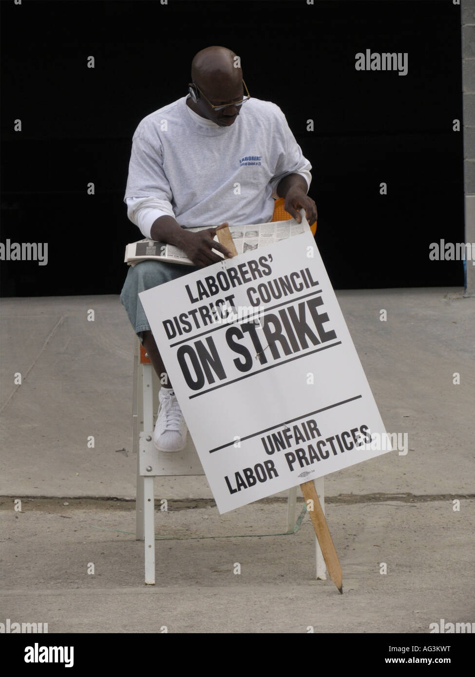 Labor union picket line hi-res stock photography and images - Alamy