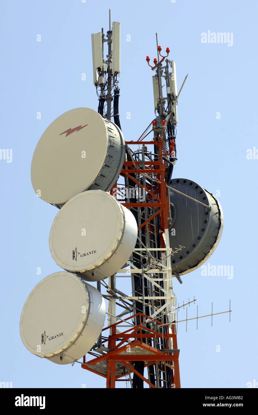 Huge satellite dishes hi-res stock photography and images - Alamy