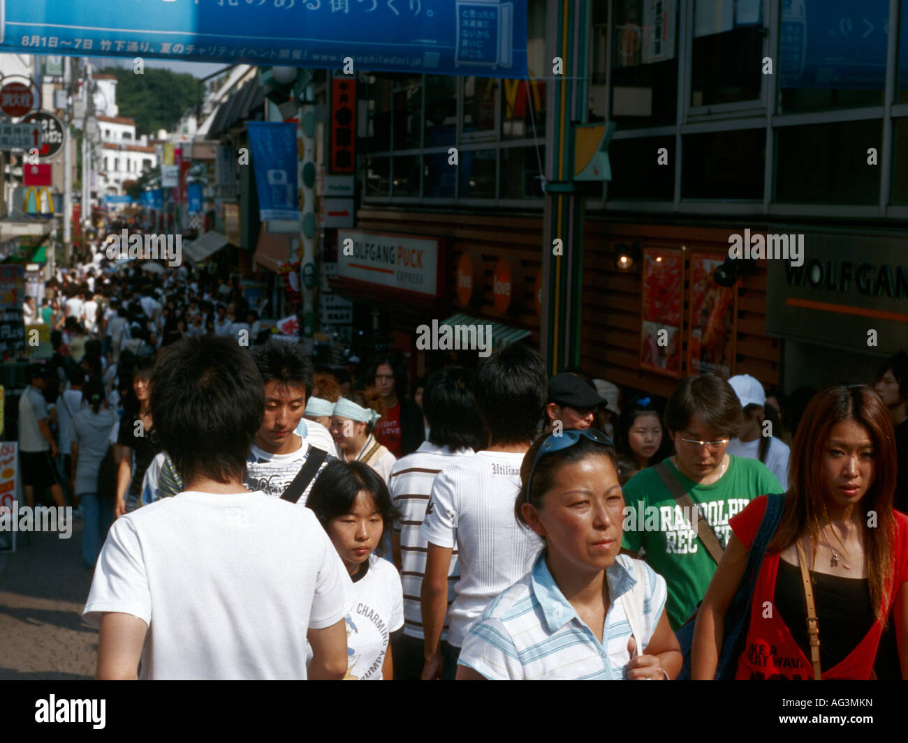 Pedestrian crowd in Harajuku s Takeshita Dori Stock Photo - Alamy