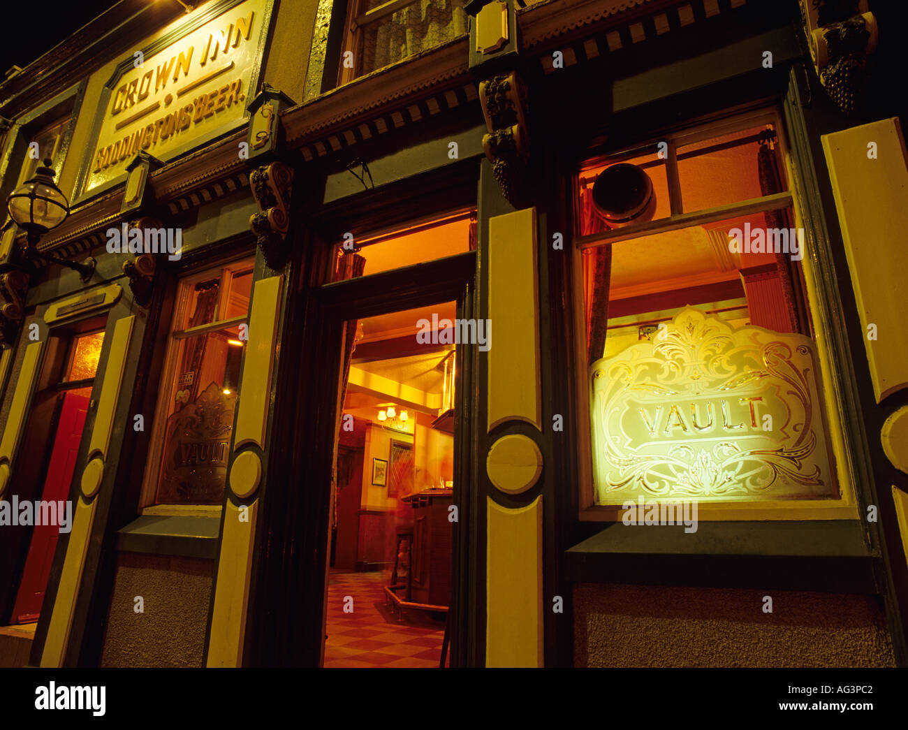 Pub manchester crown inn hi-res stock photography and images - Alamy