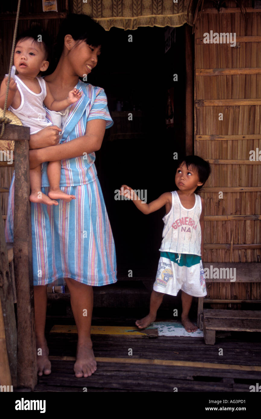 PHILIPPINES Poor family on Leyte Island Stock Photo - Alamy