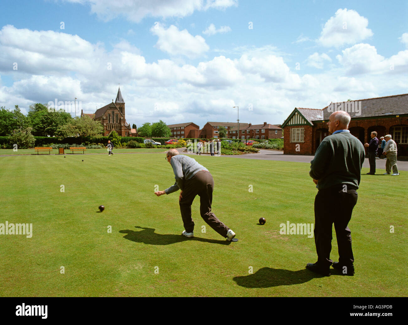 Older people playing lawn bowling hi-res stock photography and images ...