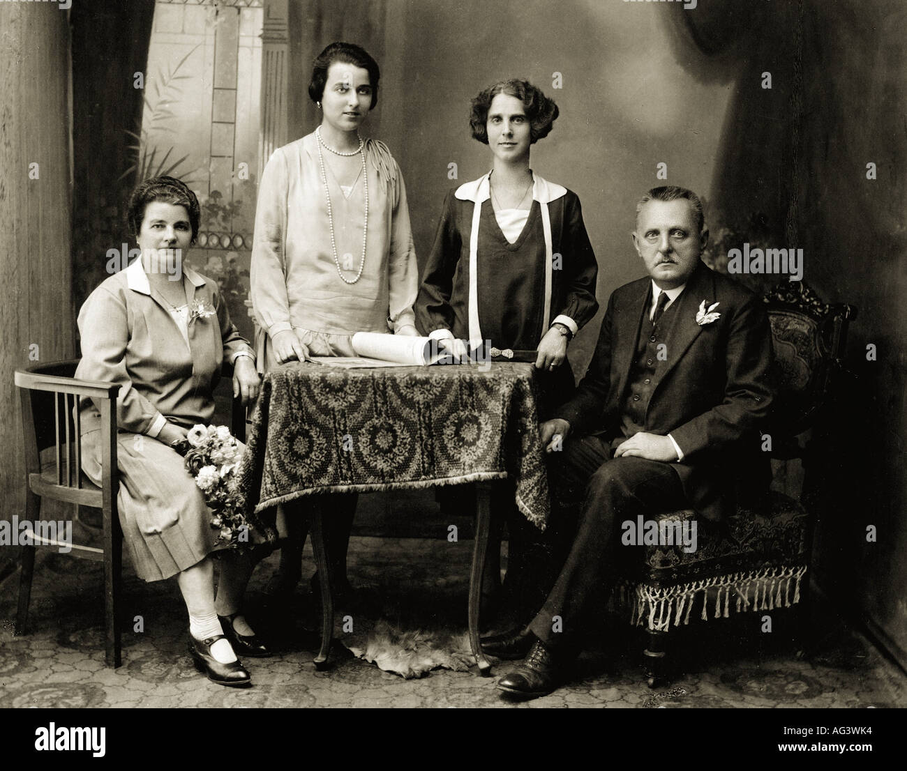 Pearls 1920s hi-res stock photography and images - Alamy