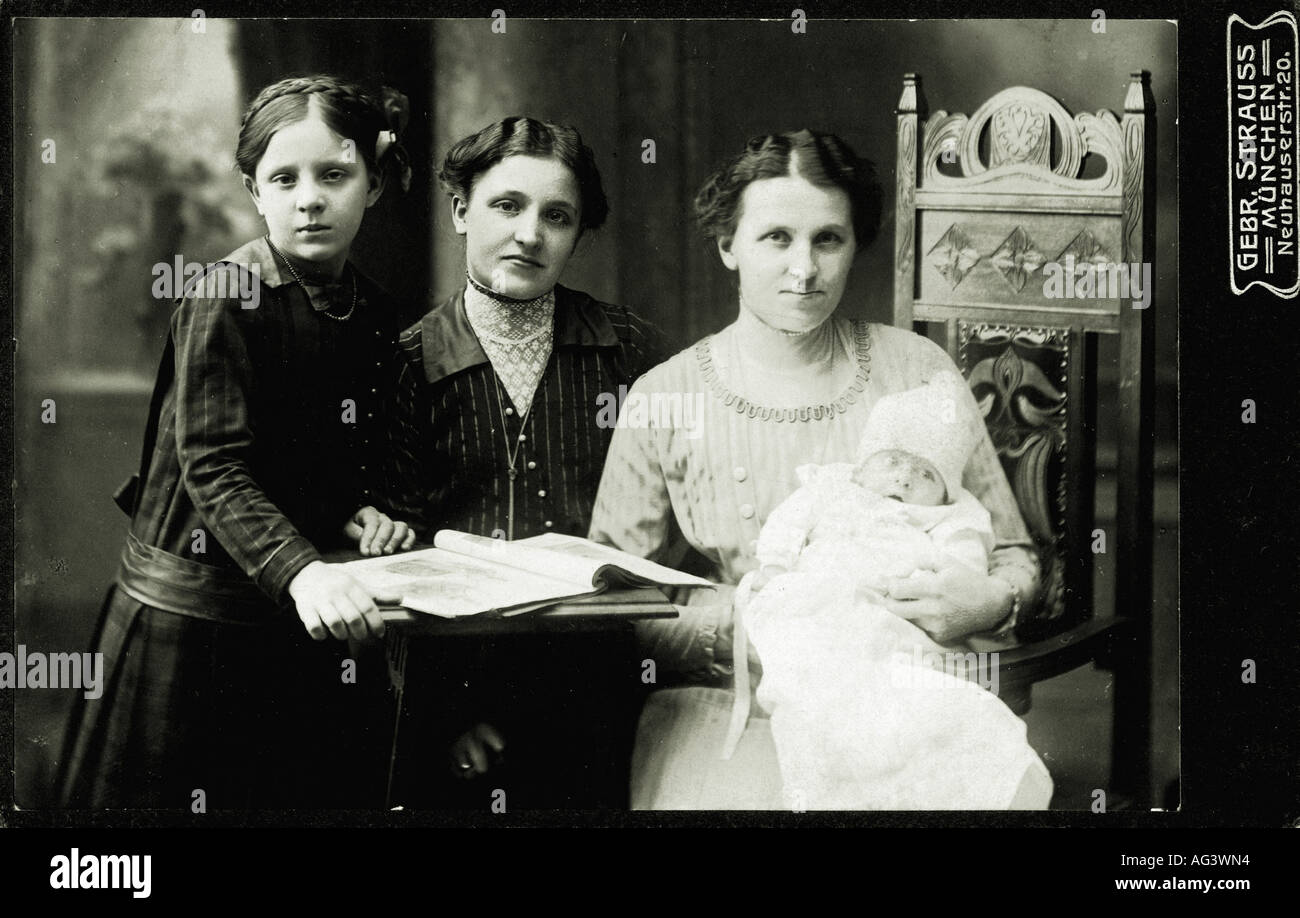 Family photograph 1900 hi-res stock photography and images - Alamy