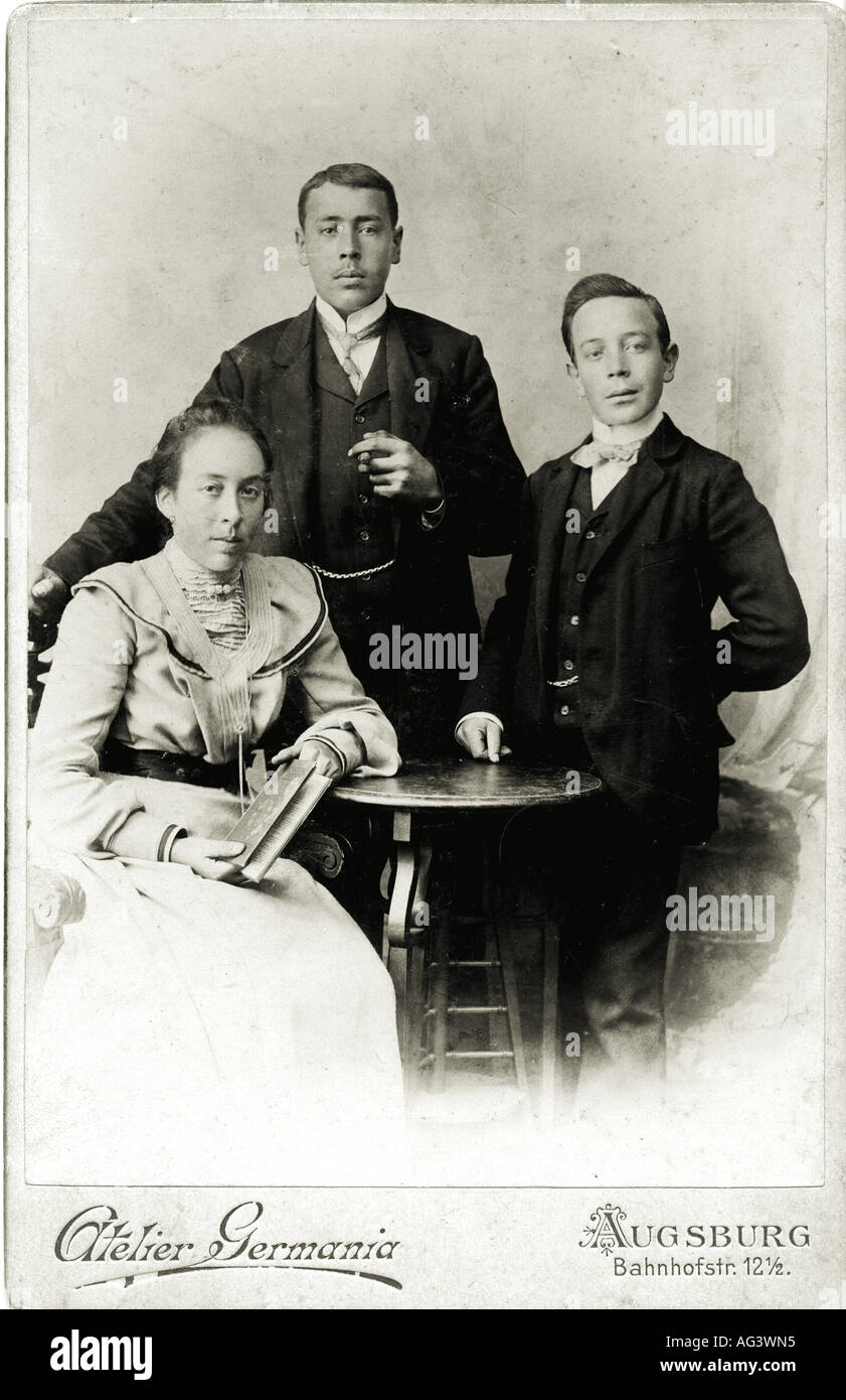 Family photograph 1900 hi-res stock photography and images - Alamy