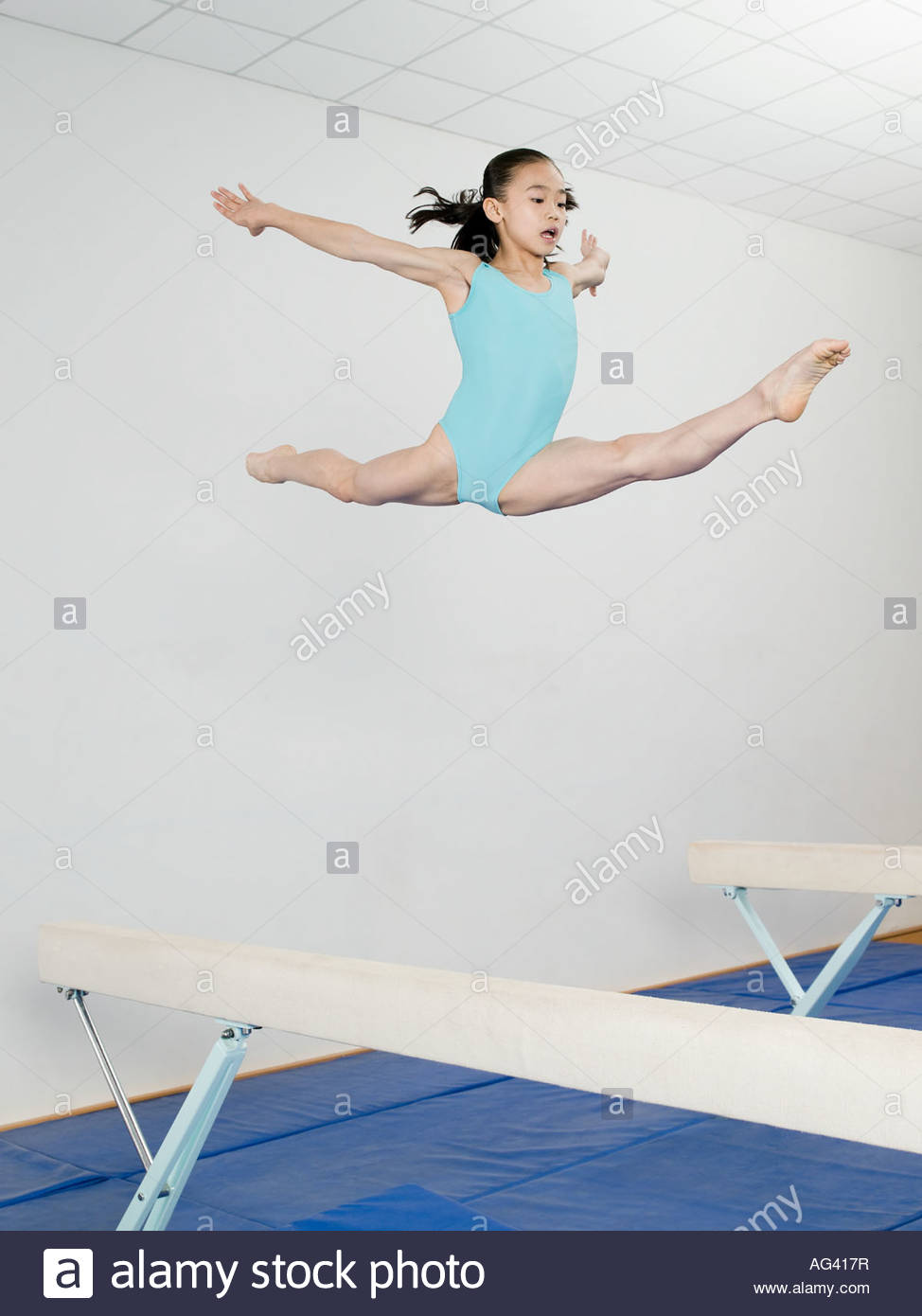 Gymnast Splits Beam Stock Photos & Gymnast Splits Beam Stock Images - Alamy