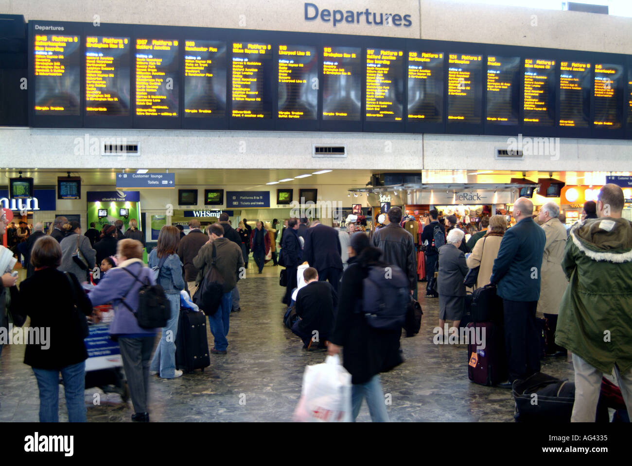 London Euston mainline station concourse and indicator board Stock ...