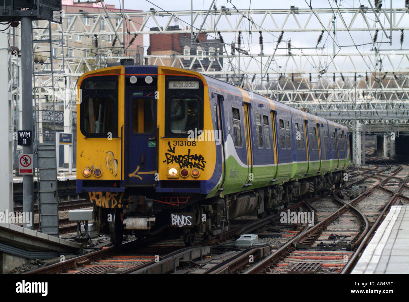 London Euston mainline station Metrolink train arriving Stock Photo - Alamy