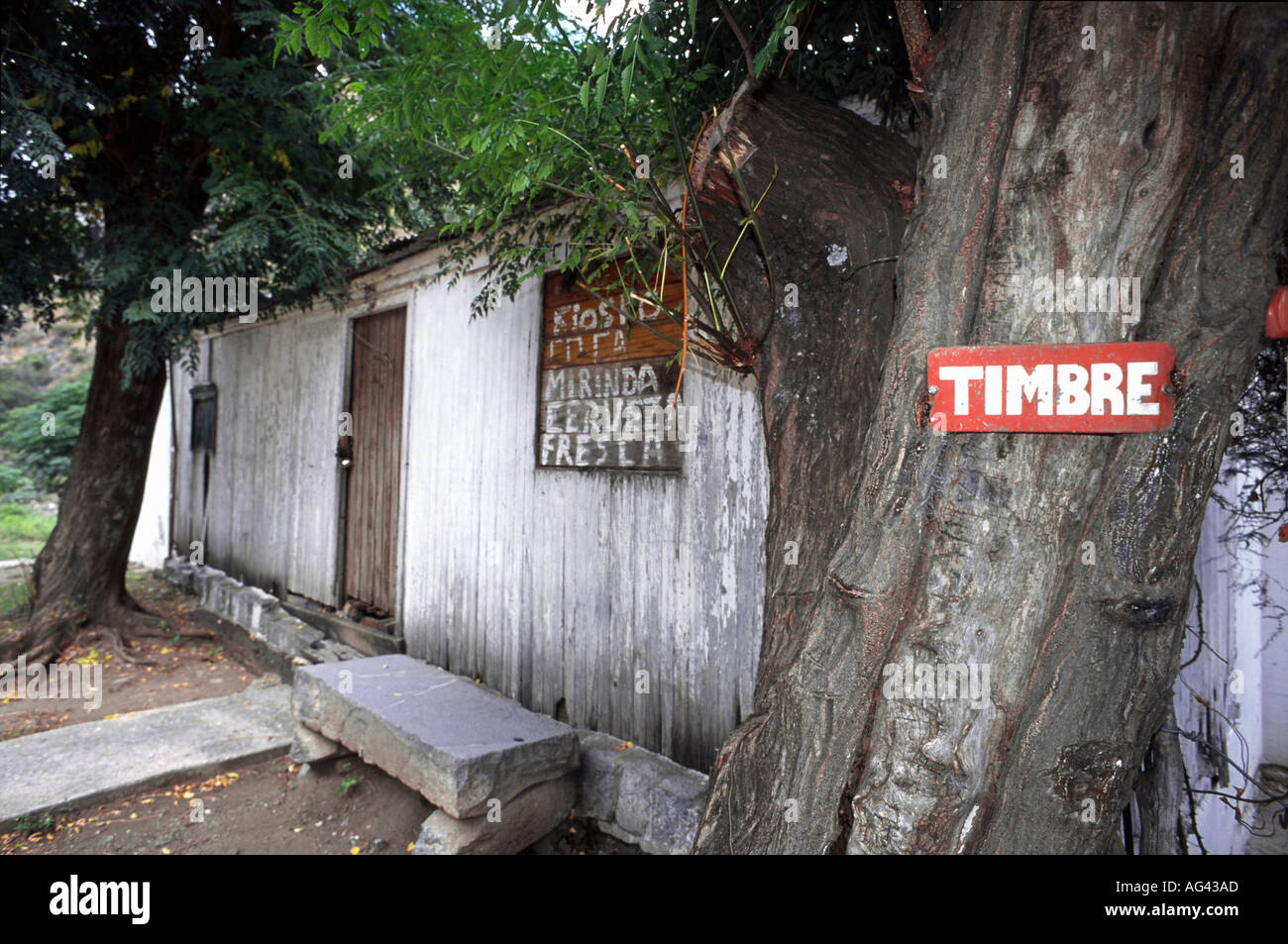 Advertising signs in spanish hi-res stock photography and images - Alamy