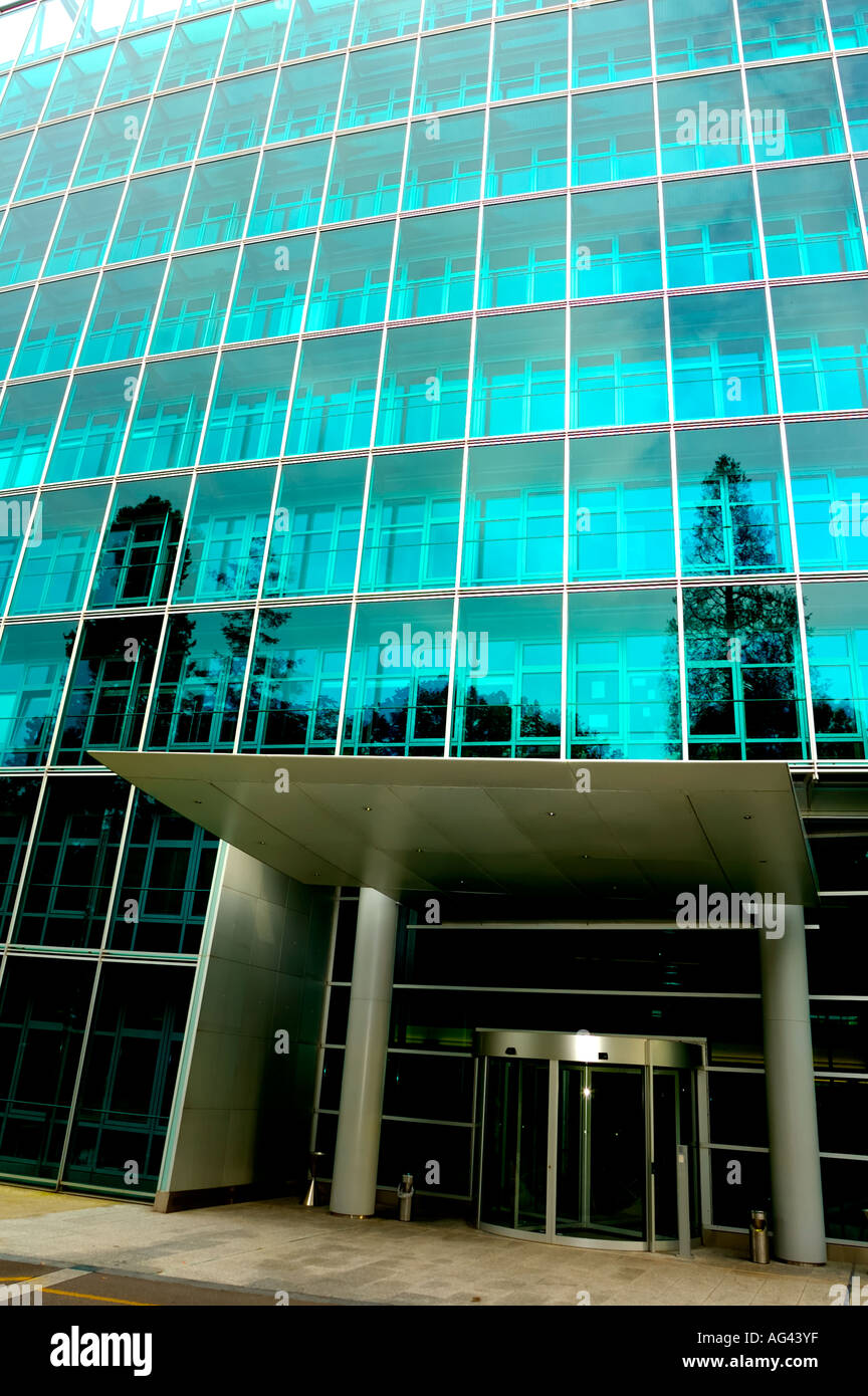 Office block tinted windows hi-res stock photography and images - Alamy