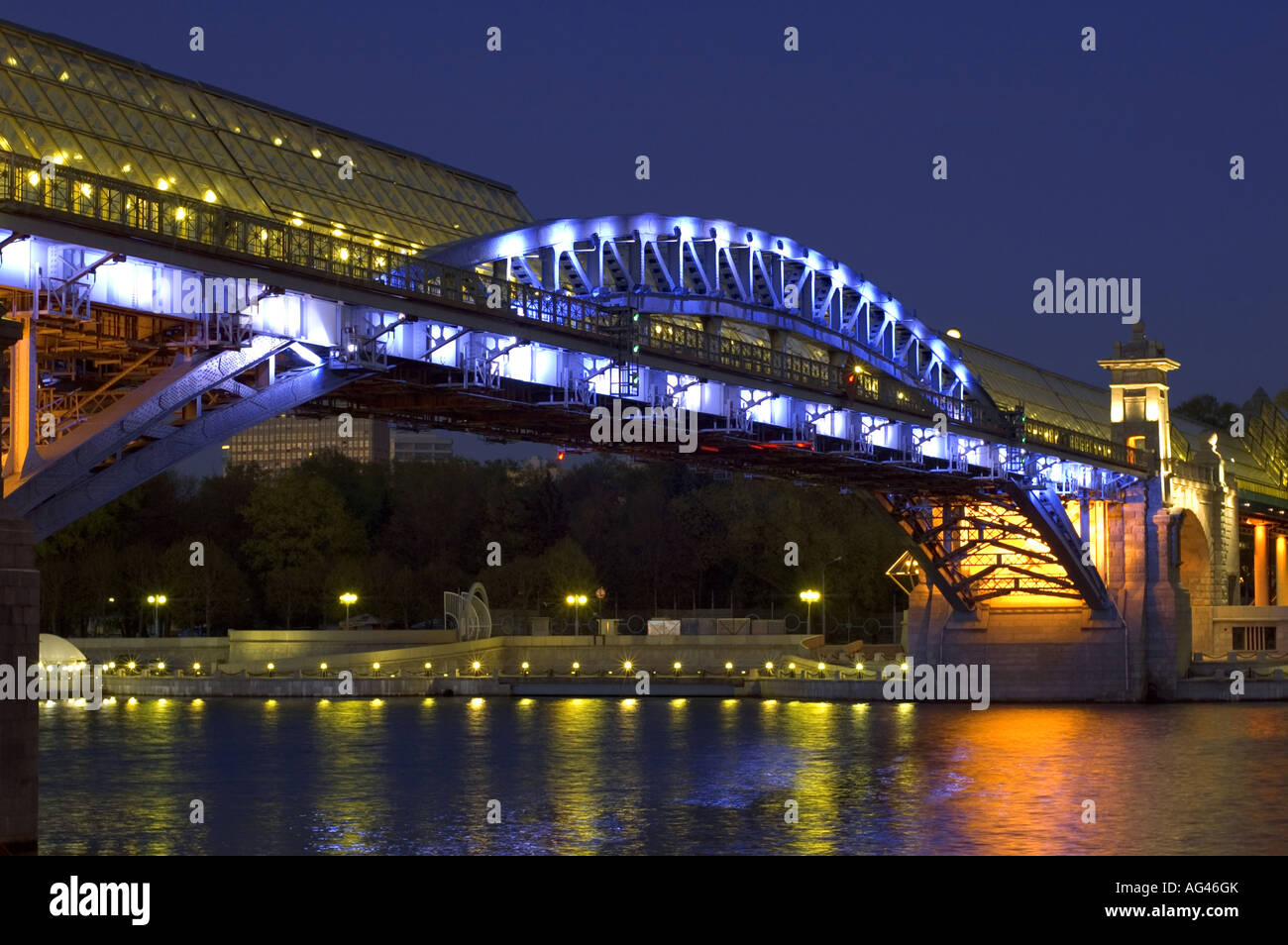 Foot bridge over river hi-res stock photography and images - Alamy