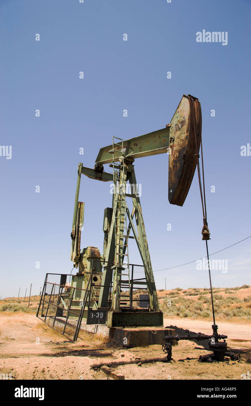 Heavy crude oil pump, north of Bakersfield, California, USA Stock Photo ...
