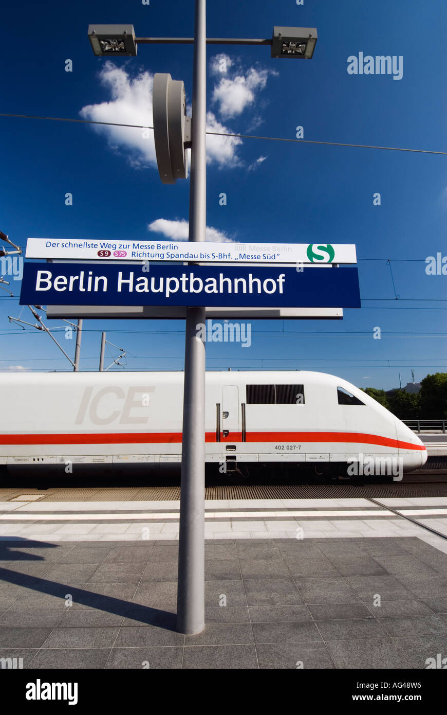 Intercity ICE high speed train at platform at new Hauptbahnhof railway ...
