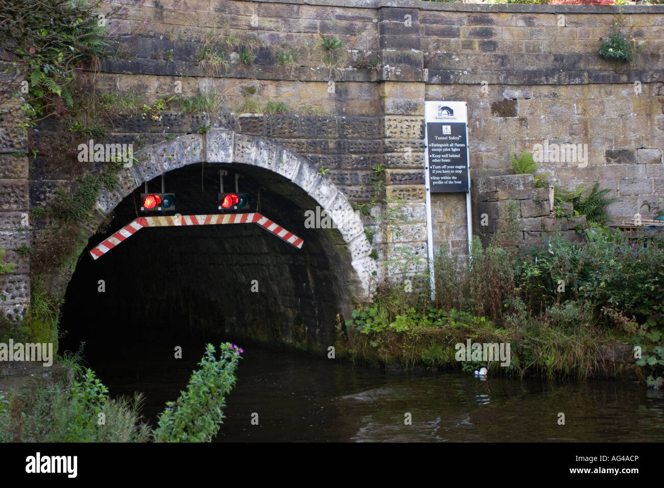 Entrance to Fouldidge tunnel at Foulridge Wharf Stock Photo - Alamy