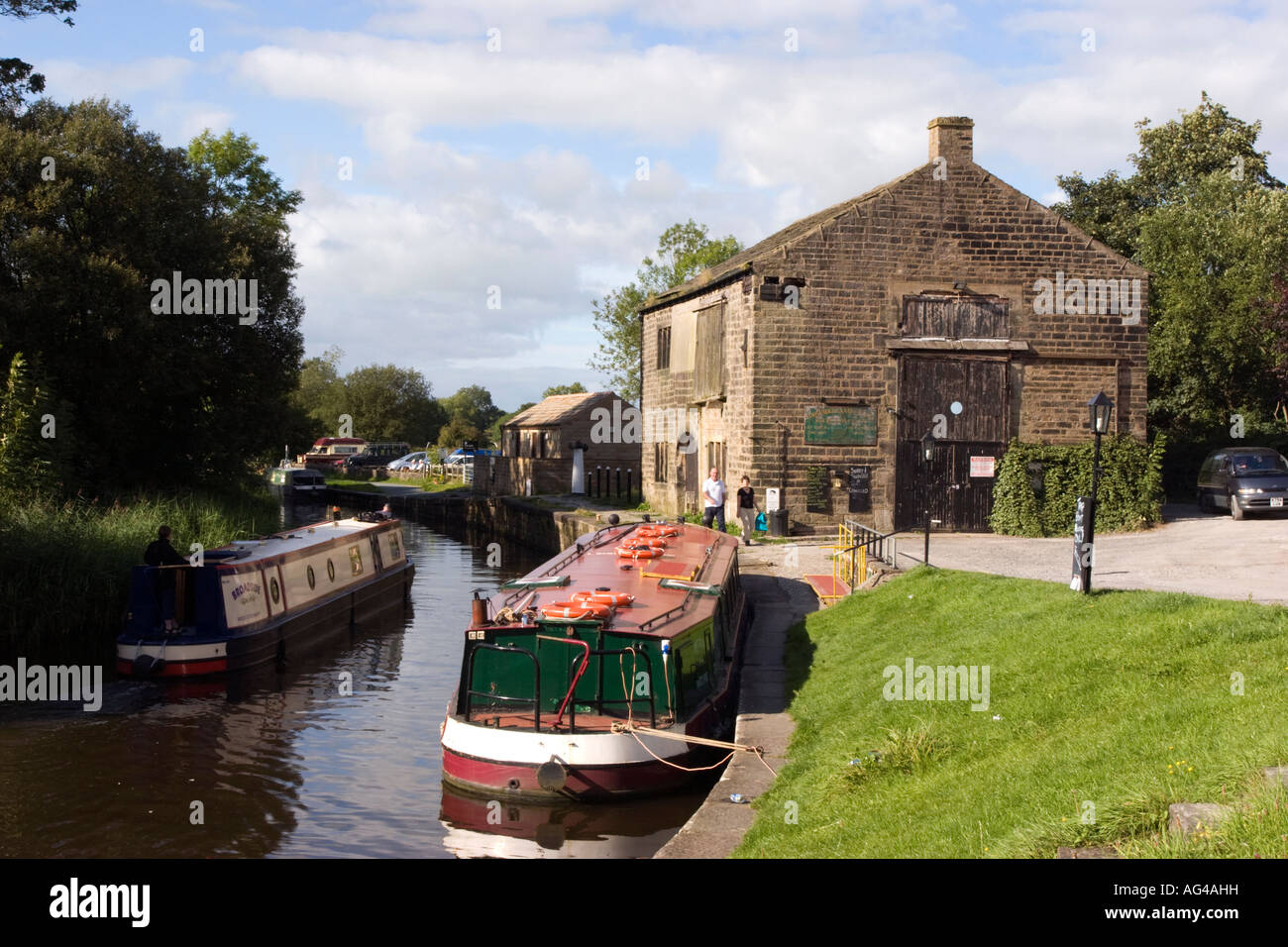 Narrow boats at Foulridge Wharf on the Leeds Liverpool Canal Stock ...