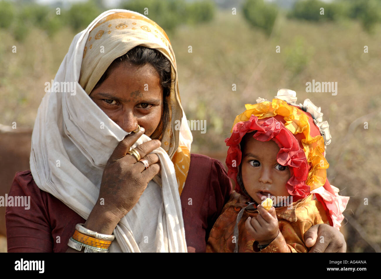HMA79194 Mother and child Akola Akot Maharashtra India Stock Photo - Alamy