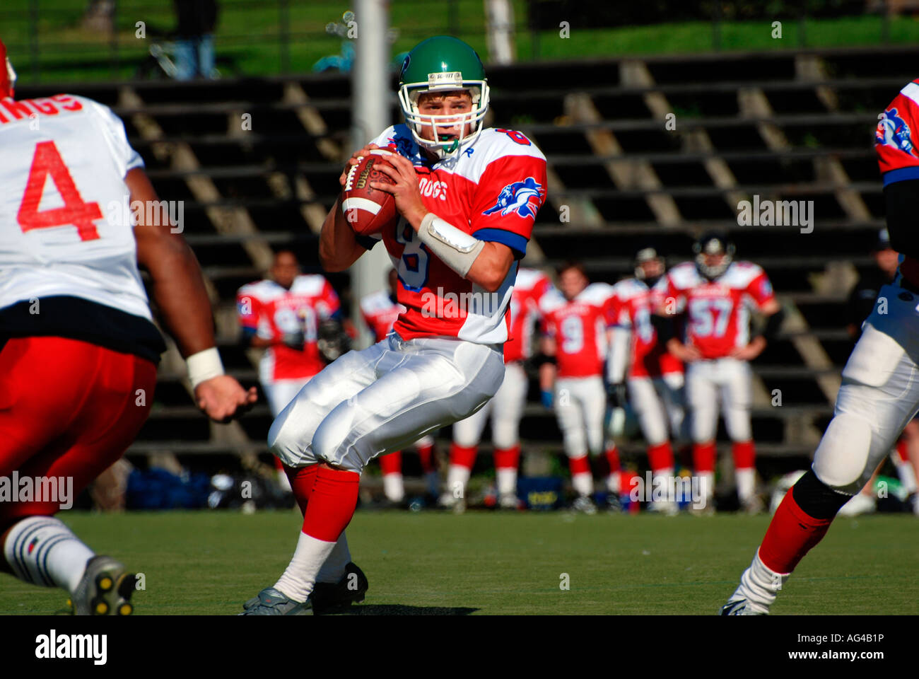 Quarterback pass hi-res stock photography and images - Alamy