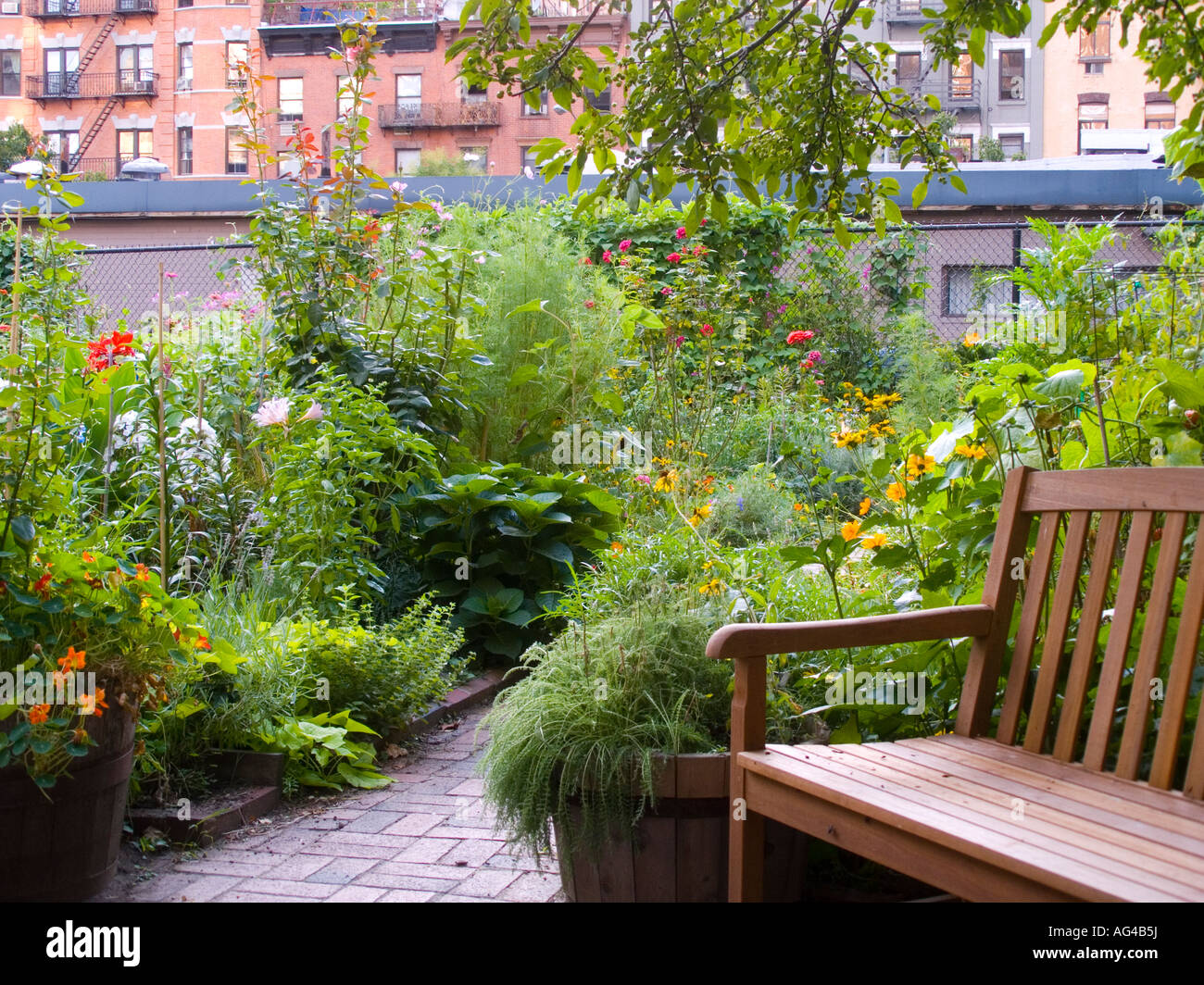 Intergenerational gardening hi-res stock photography and images - Alamy