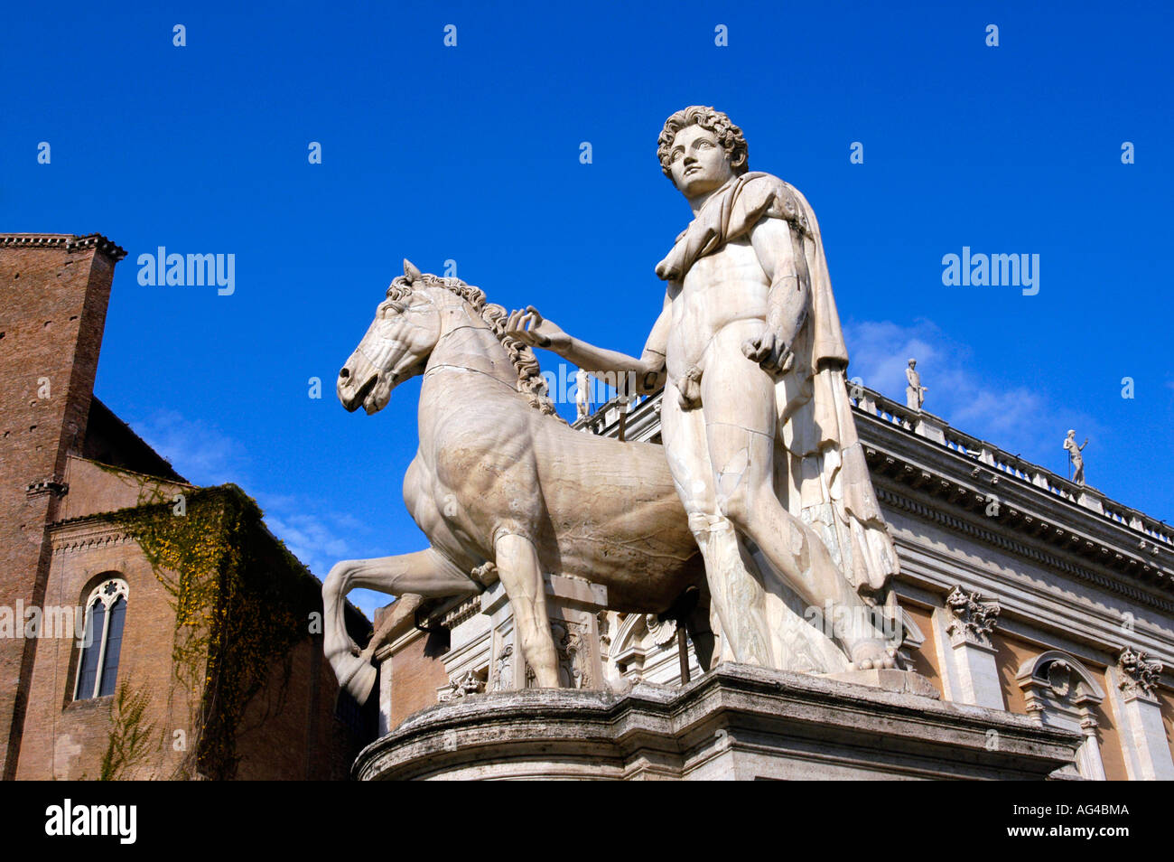 Castor statue detail hi-res stock photography and images - Alamy
