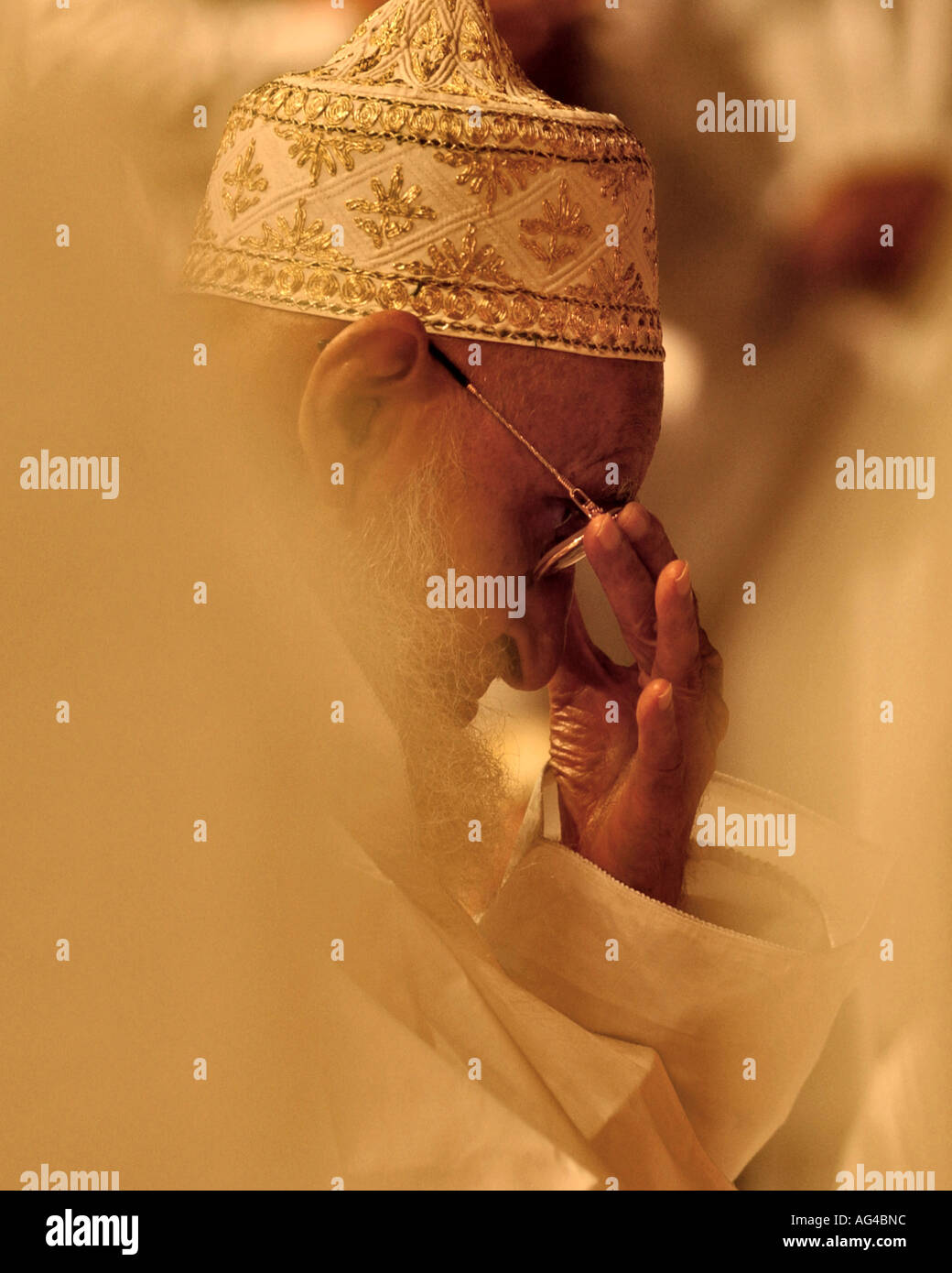 Indian muslim men wearing traditional hi-res stock photography and images - Alamy