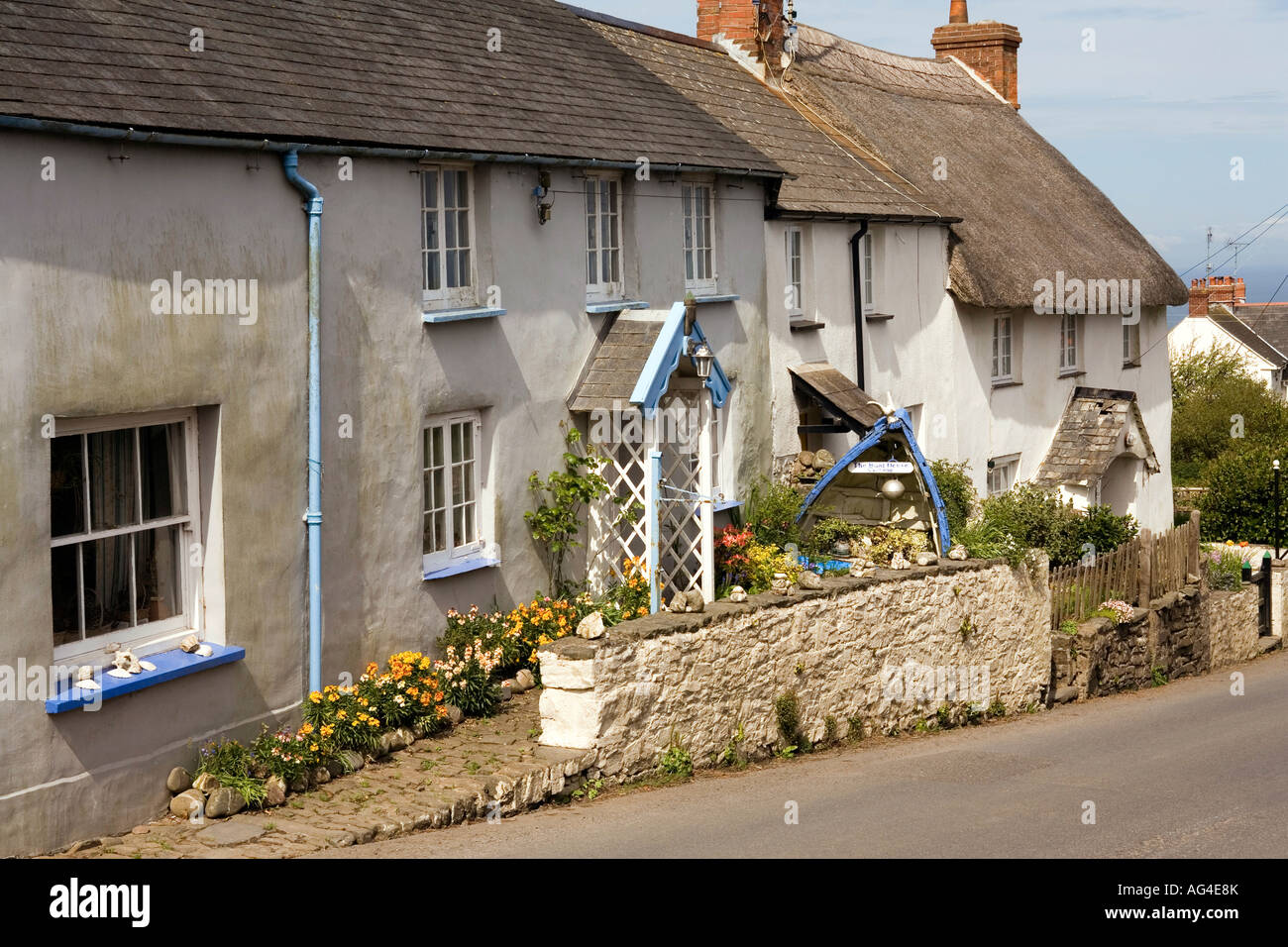 Cottage house boat hi-res stock photography and images - Alamy