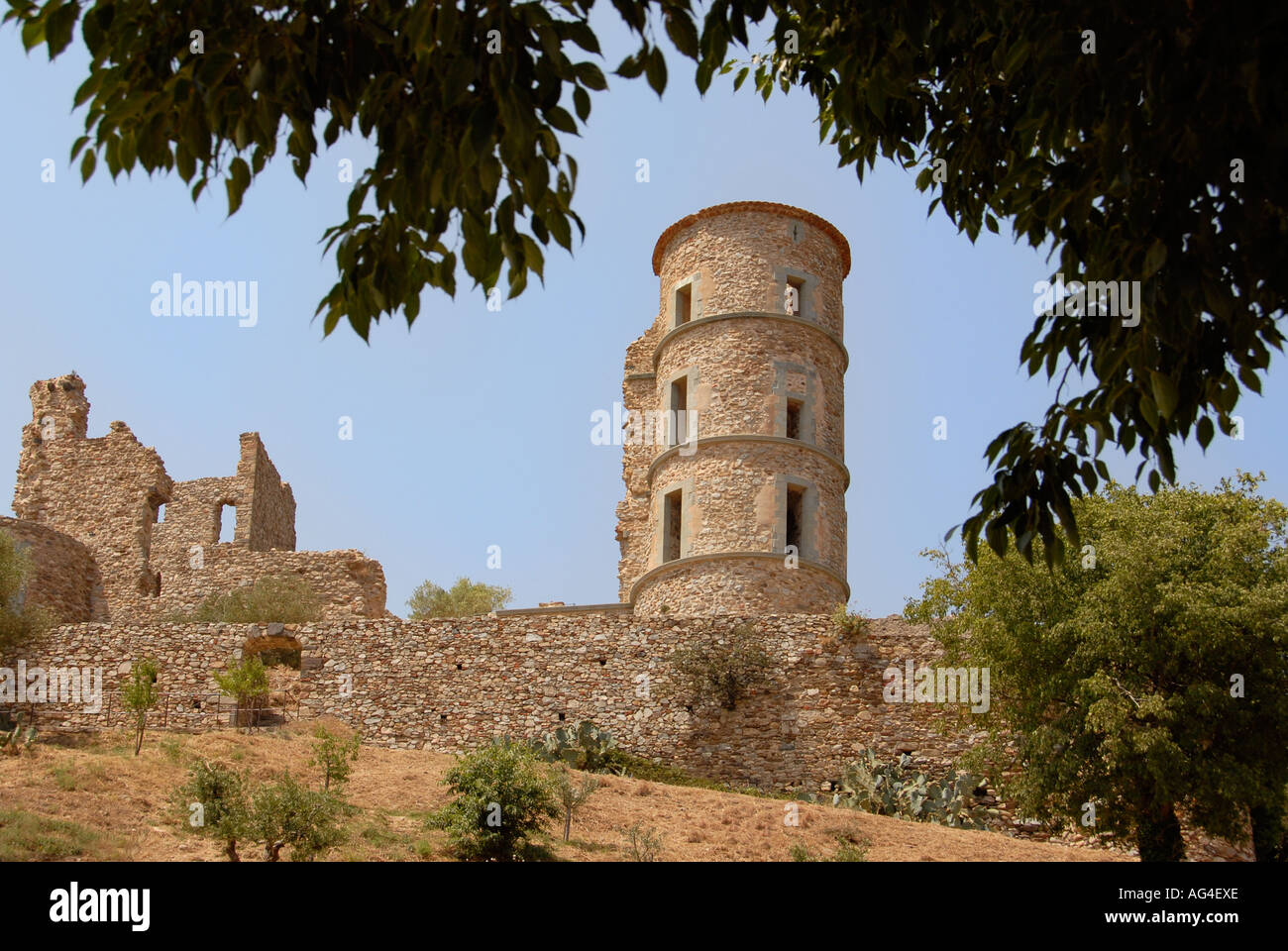 Ruines d hi-res stock photography and images - Alamy