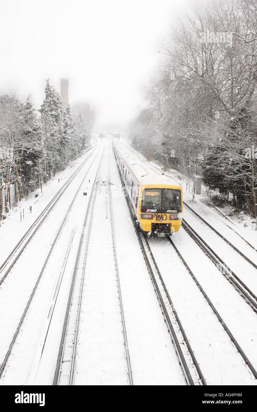 London snowing winter railway hi-res stock photography and images - Alamy
