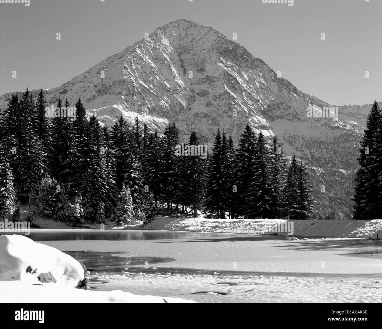 Cabin winter lake Black and White Stock Photos & Images - Alamy