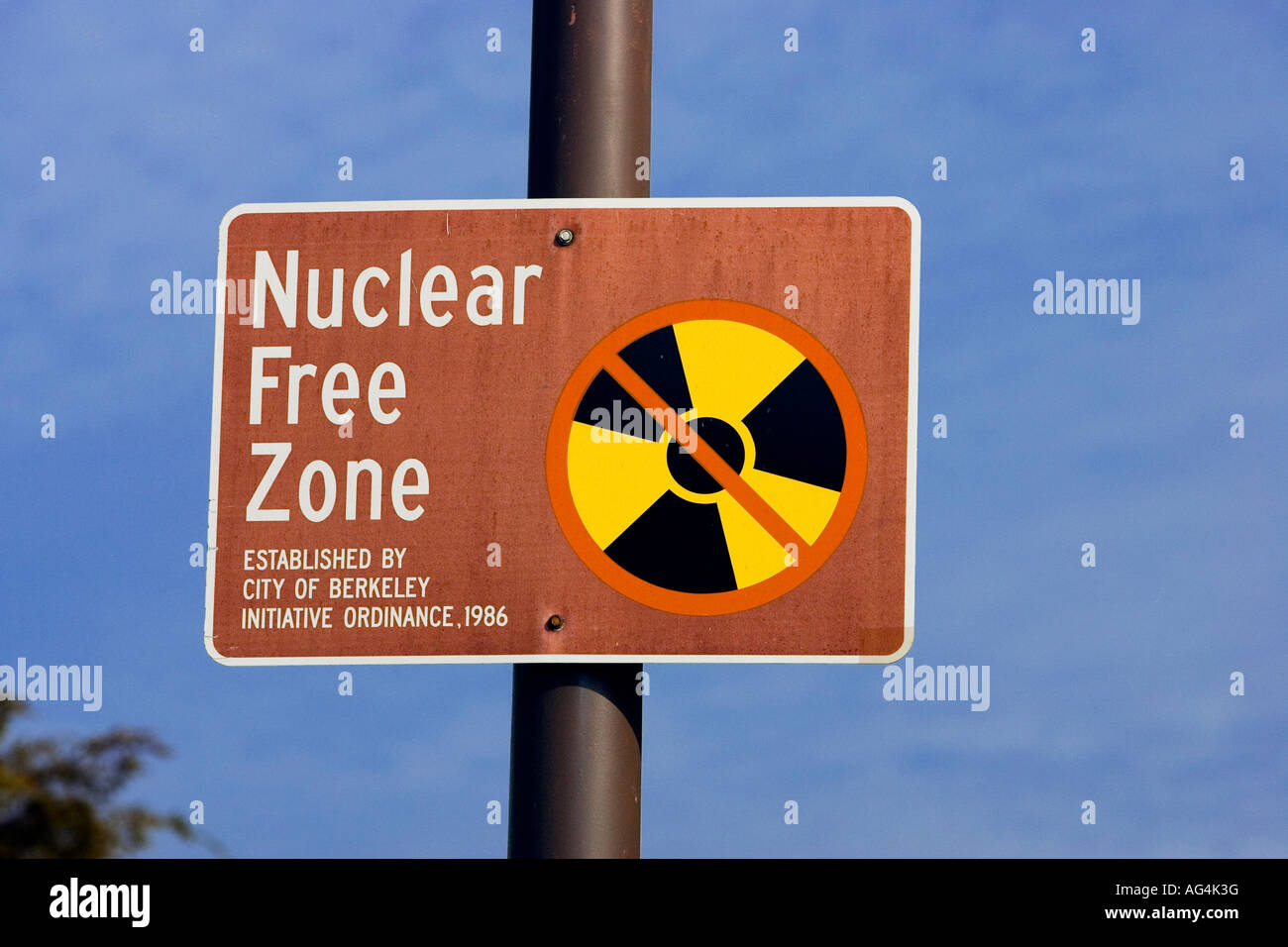 Berkeley Californica Nuclear Free Zone sign Stock Photo - Alamy