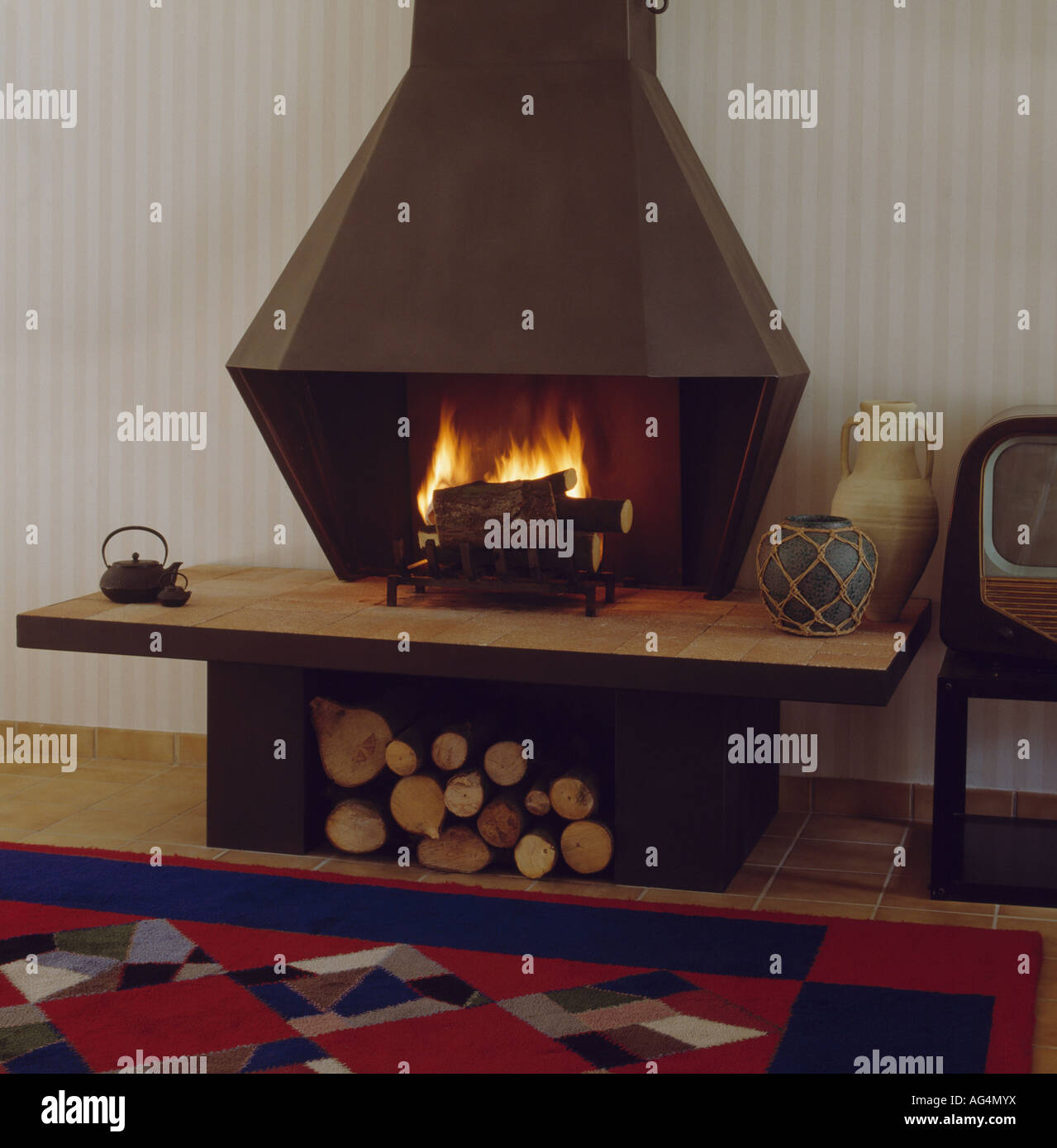 Angular interiors hi-res stock photography and images - Alamy