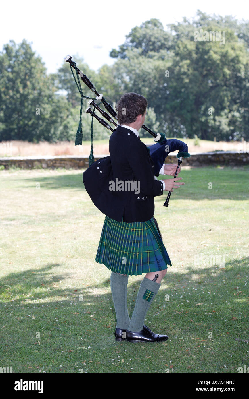 Scottish piper playing the bagpipes Stock Photo - Alamy