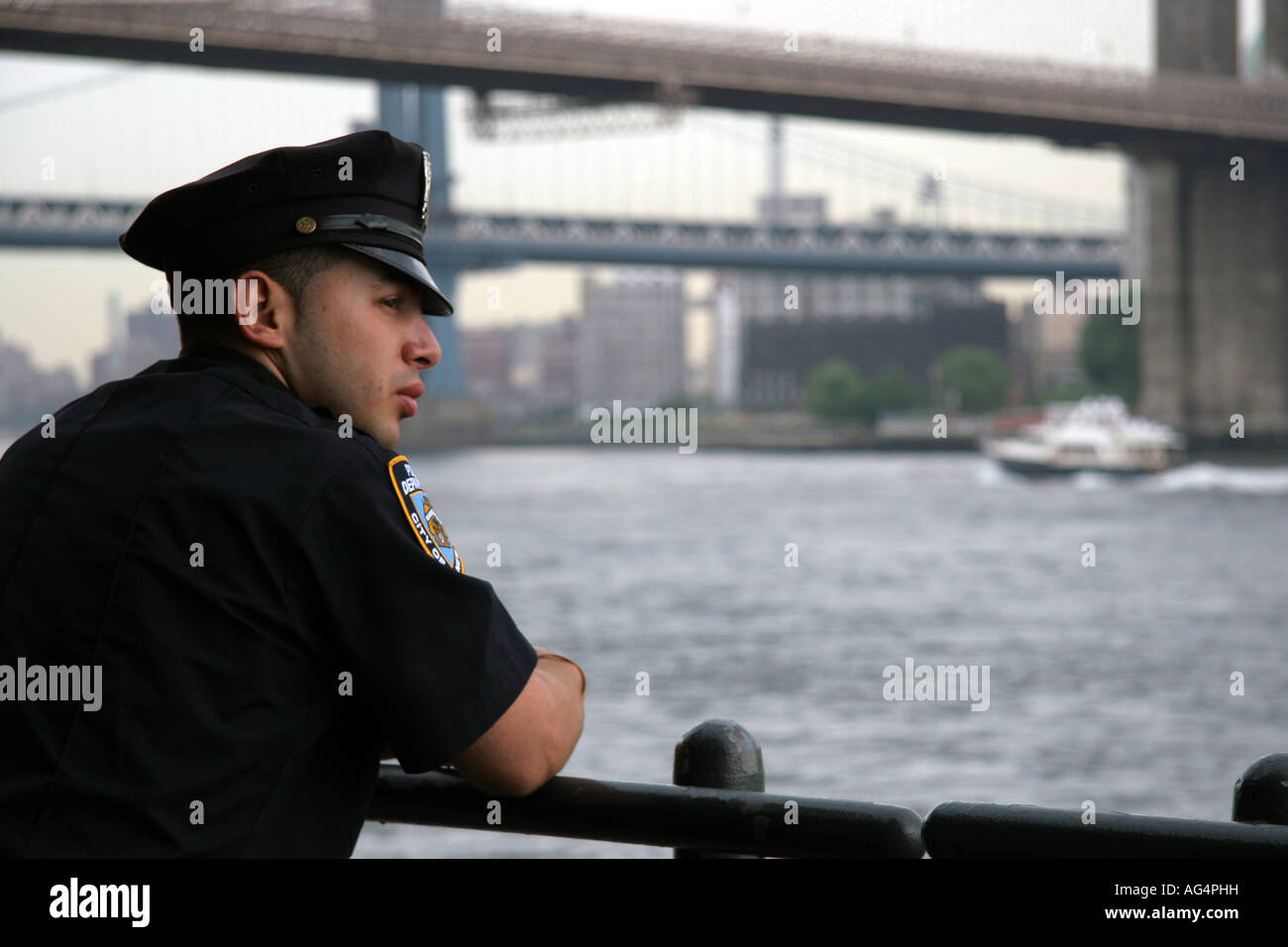 NYPD officer at Brooklyn Bridge Stock Photo - Alamy