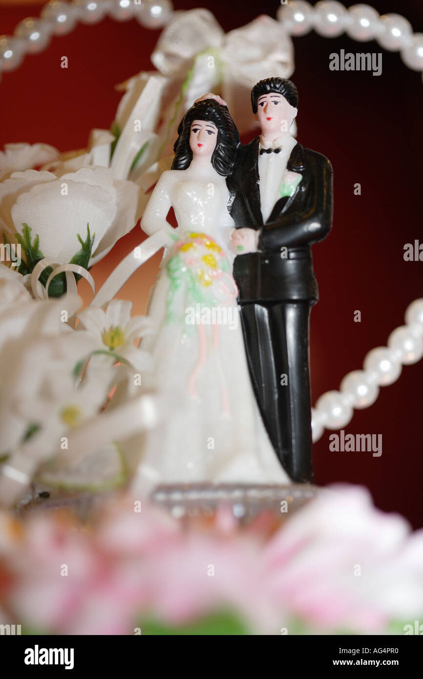 Plastic couple on top of a wedding cake Stock Photo - Alamy