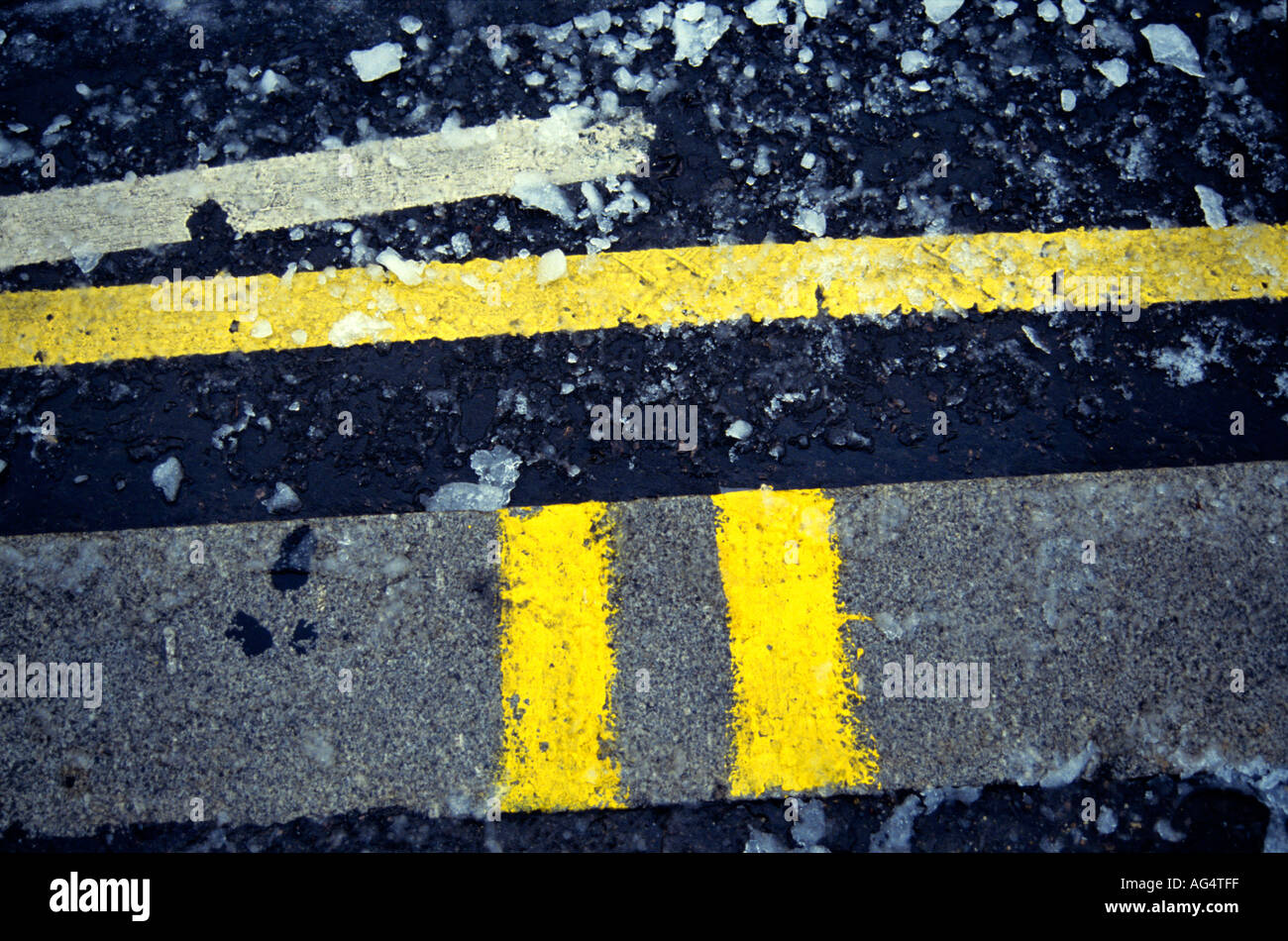 Black and white curb marking hi-res stock photography and images - Alamy
