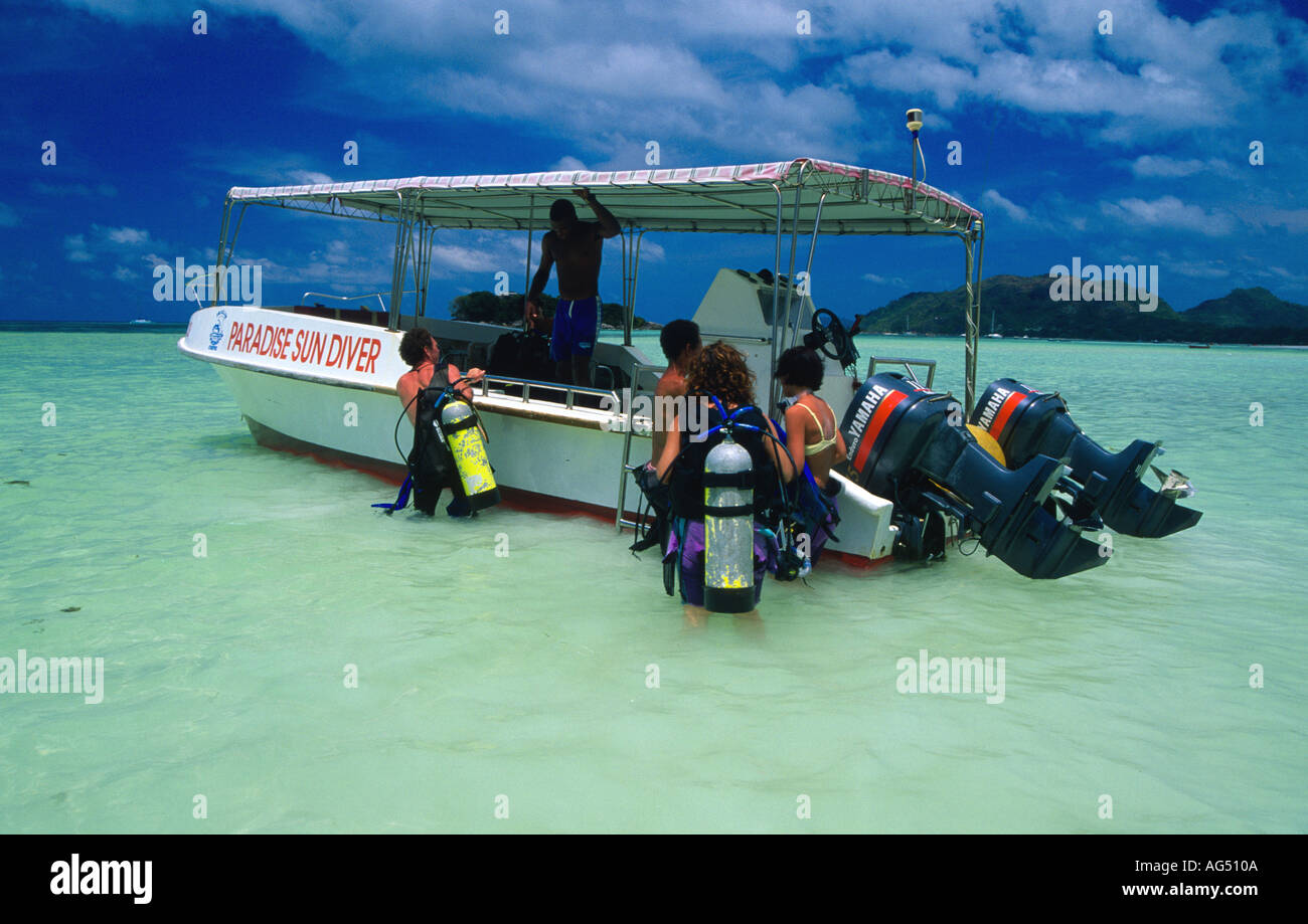 Diver boarding a boat hi-res stock photography and images - Alamy