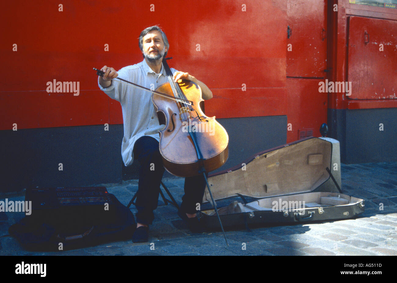 Playing the cello hi-res stock photography and images - Alamy