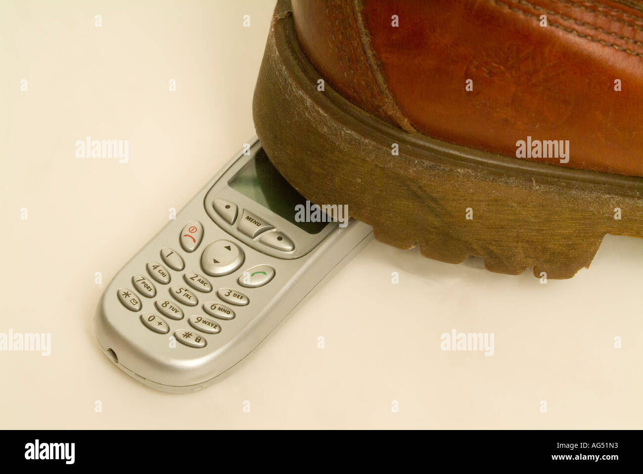 Hammer hitting mobile phone hi-res stock photography and images - Alamy