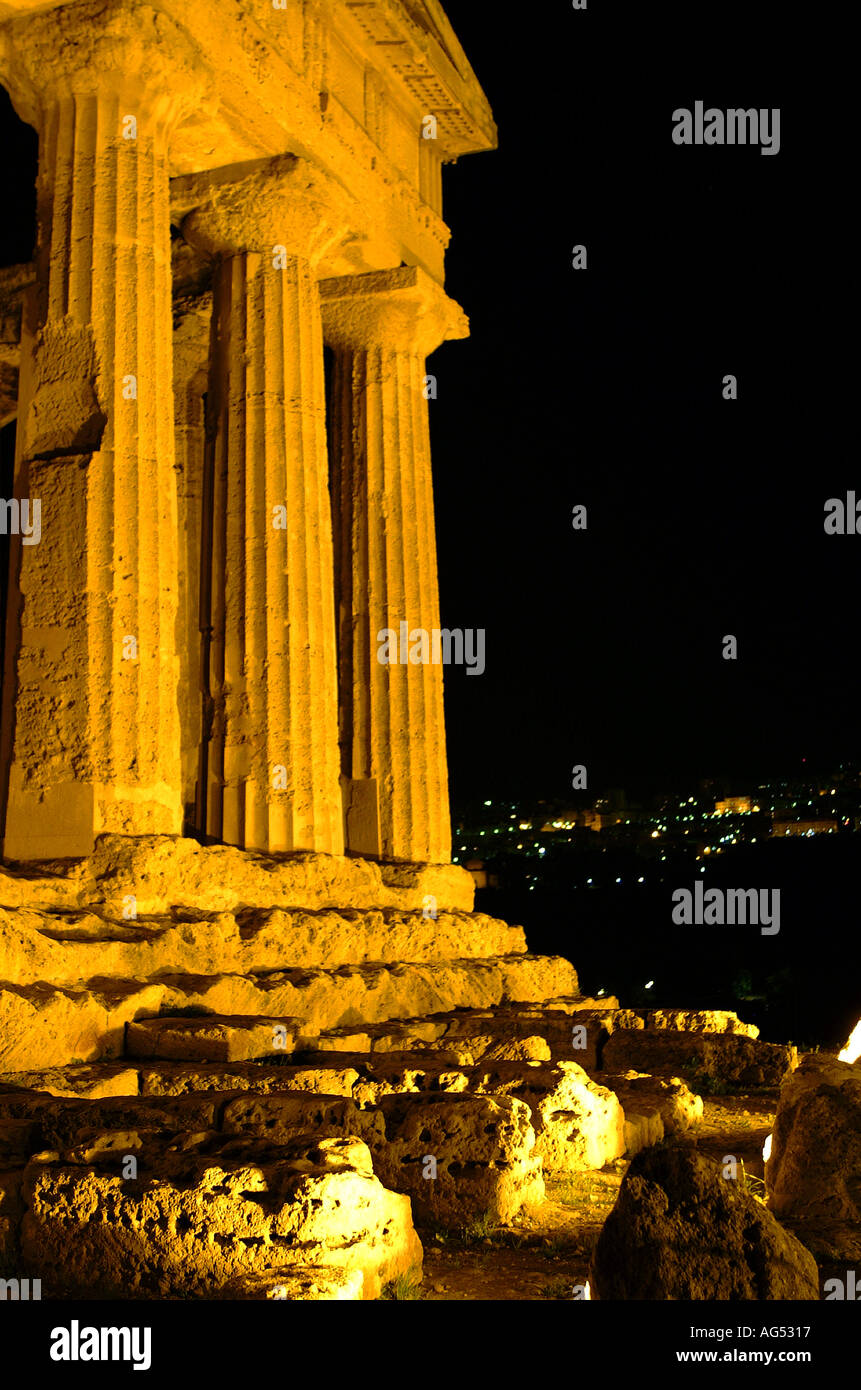 valley of temples by night agrigento italy Stock Photo - Alamy