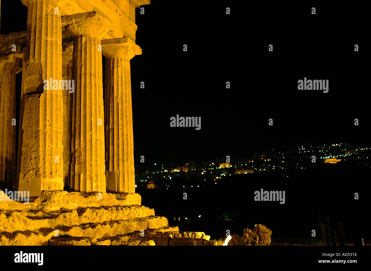 valley of temples by night agrigento italy Stock Photo - Alamy
