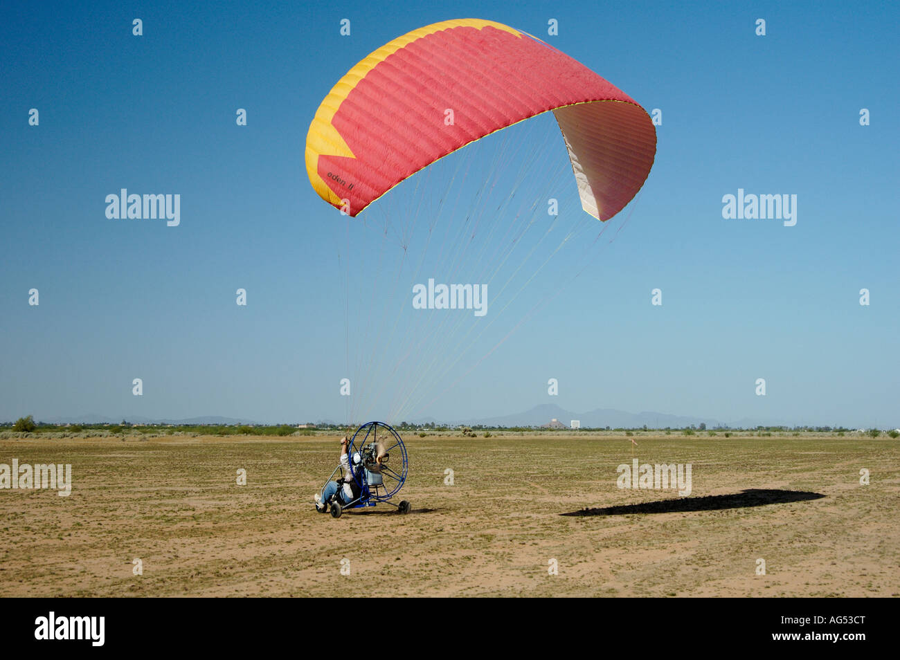 A pilot takes off in a powered paraglider in Arizona Stock Photo - Alamy