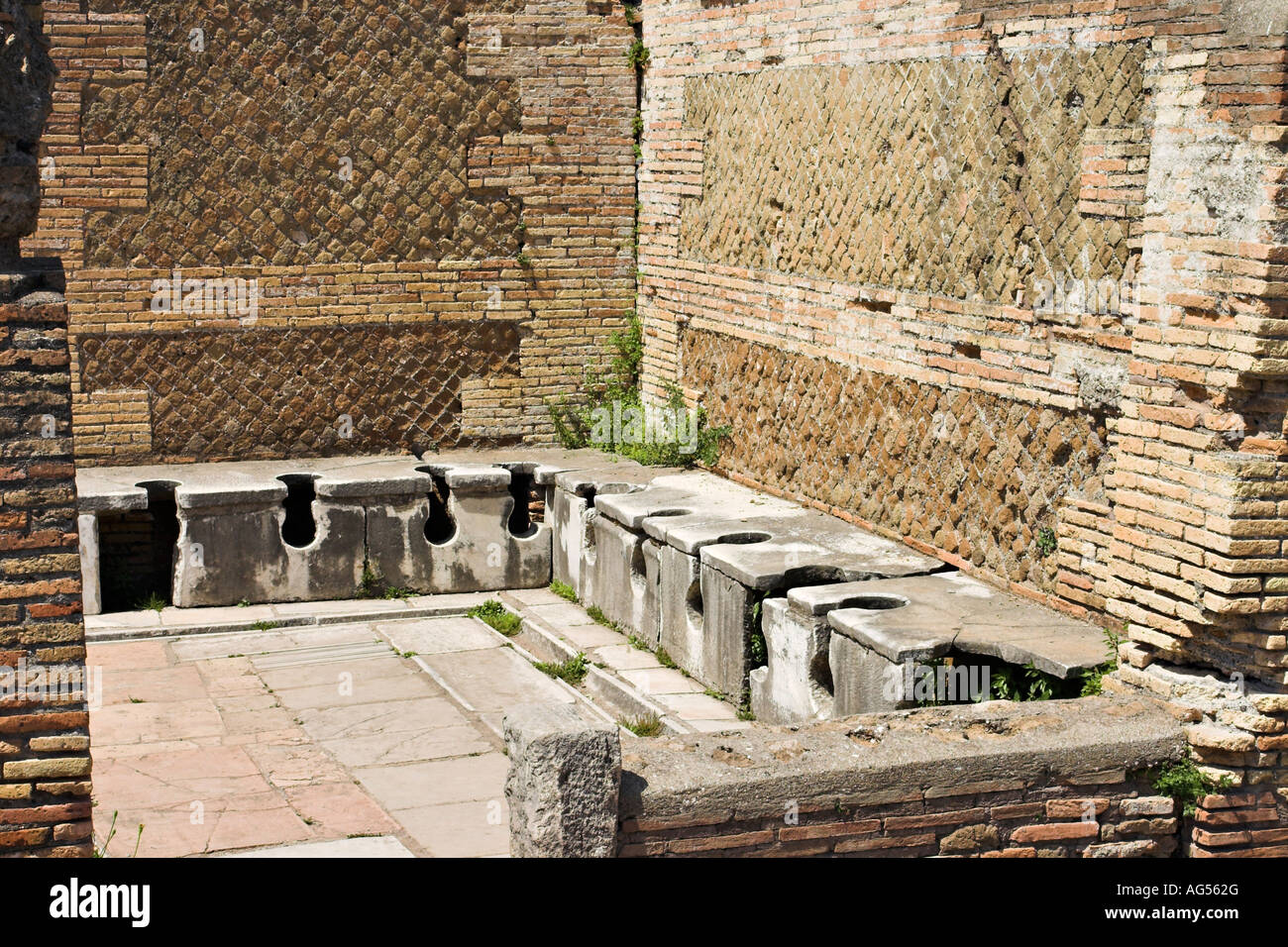 Ancient rome toilet hi-res stock photography and images - Alamy