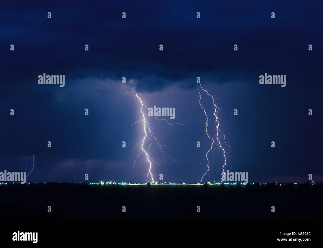 Positive lightning strike hi-res stock photography and images - Alamy