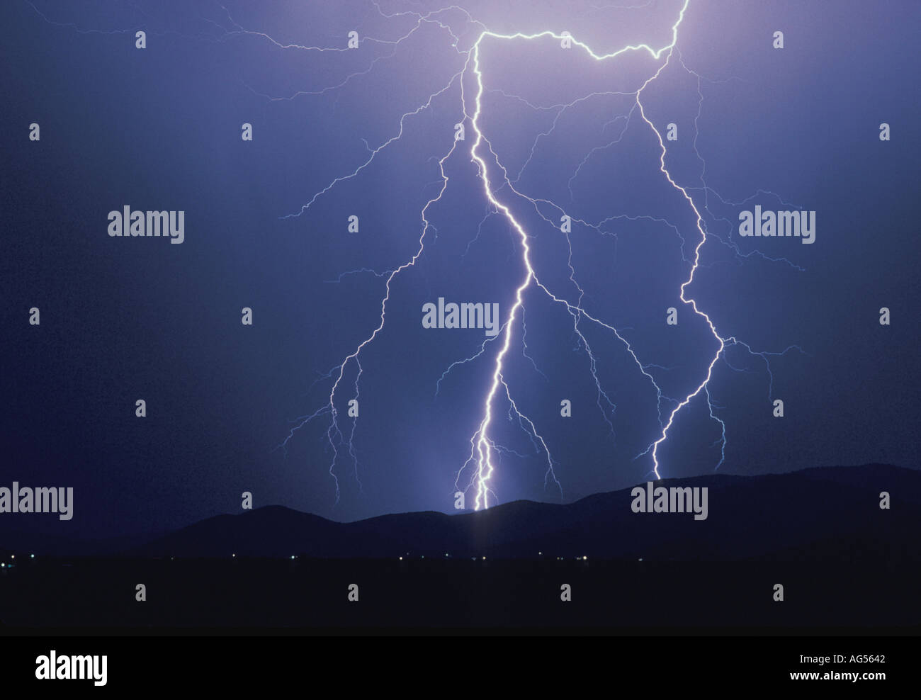 Severe lightning storm hi-res stock photography and images - Alamy