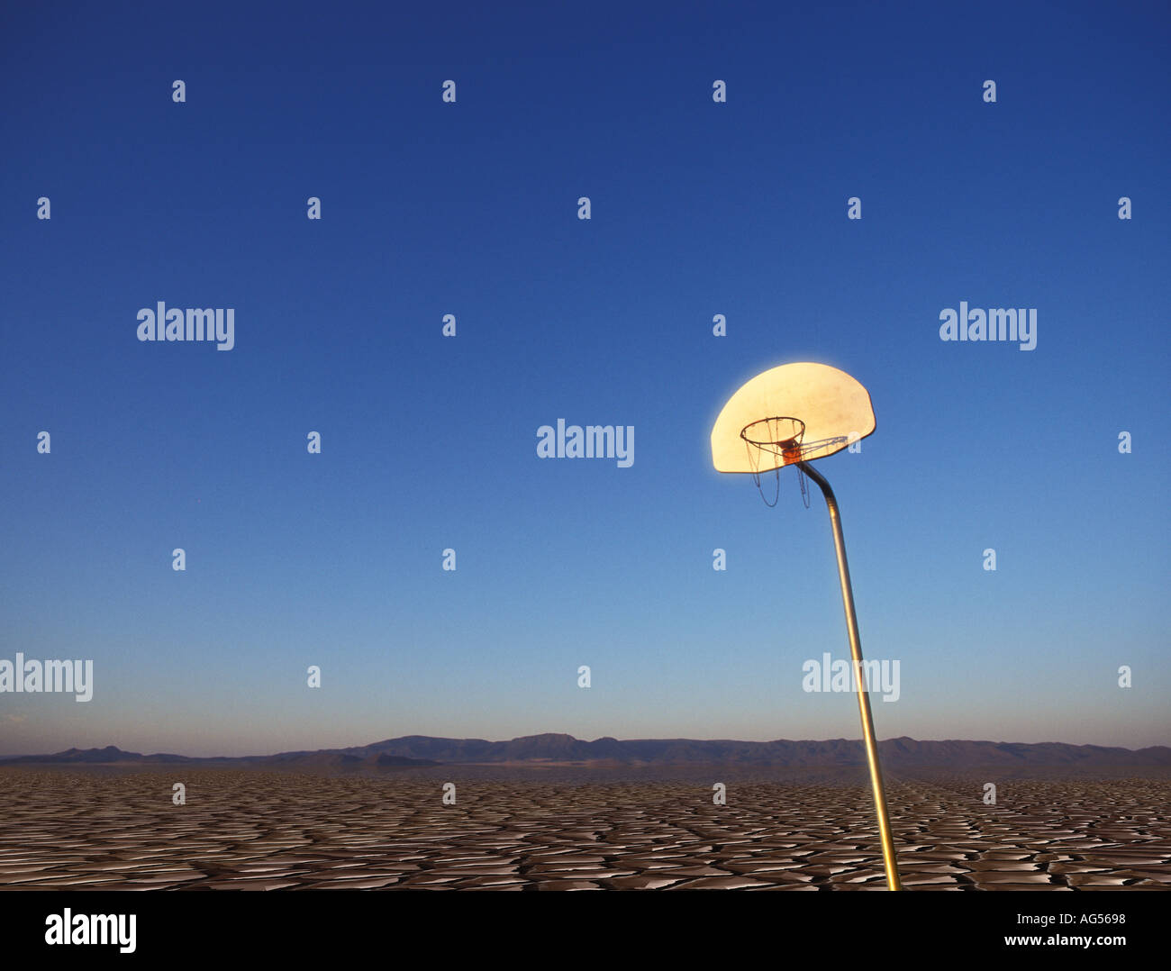 Lonely basketball hoop hi-res stock photography and images - Alamy