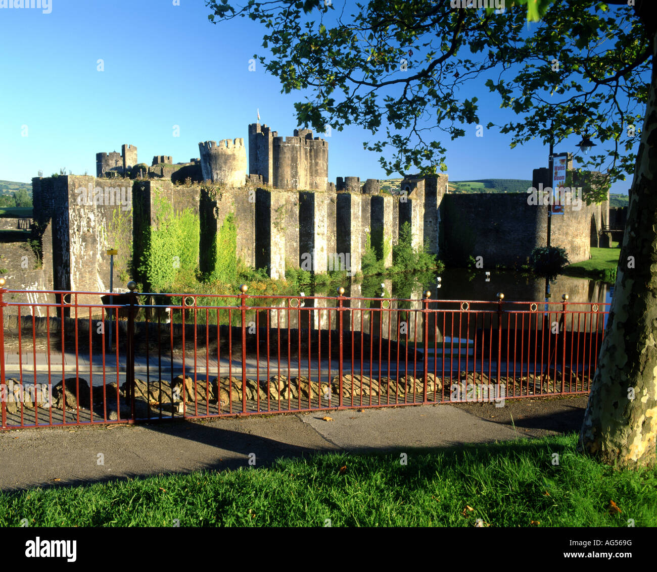 Caerphilly castle wales summer hi-res stock photography and images - Alamy